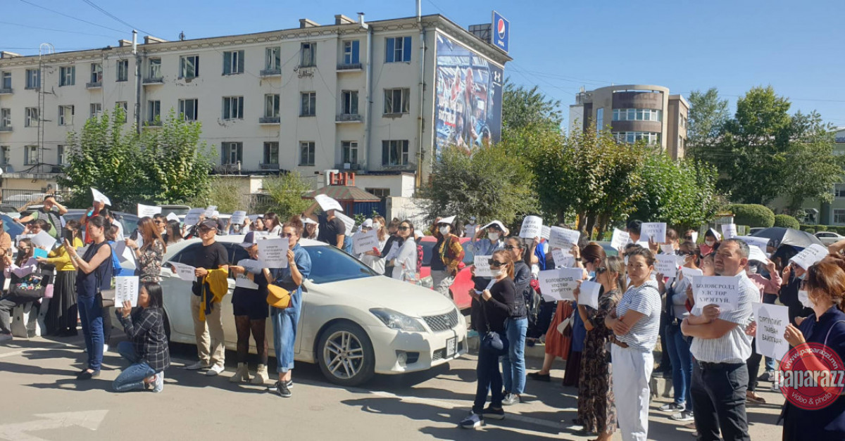 Ж Соронзонг чөлөөлөхийг эсэргүүцсэн эцэг эхчүүд ГУРАВ дахь өдрөө жагсаж байна