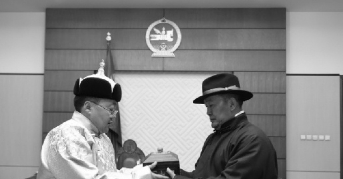 Ерөнхийлөгч Х Баттулга Ерөнхийлөгч асан Ц Элбэгдорж нарын бодлогын зөрүү харагдаж эхэллээ